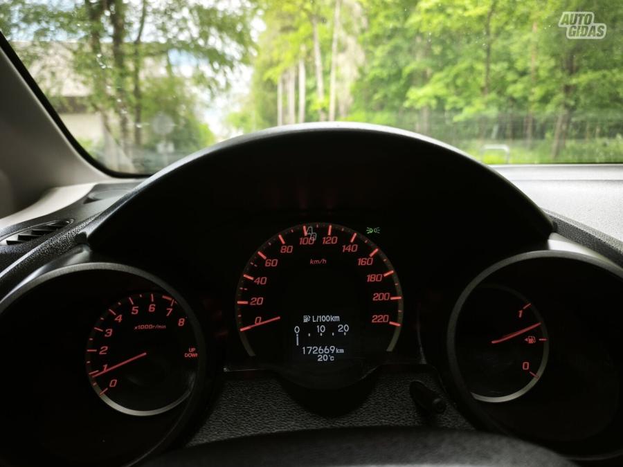 White Honda Jazz 2015 in Jurbarkas, with an engine capacity of 1.30 L and mileage of 173 thousand km for 4250 €, photo 10 on AUTOMOTO.COM.LV