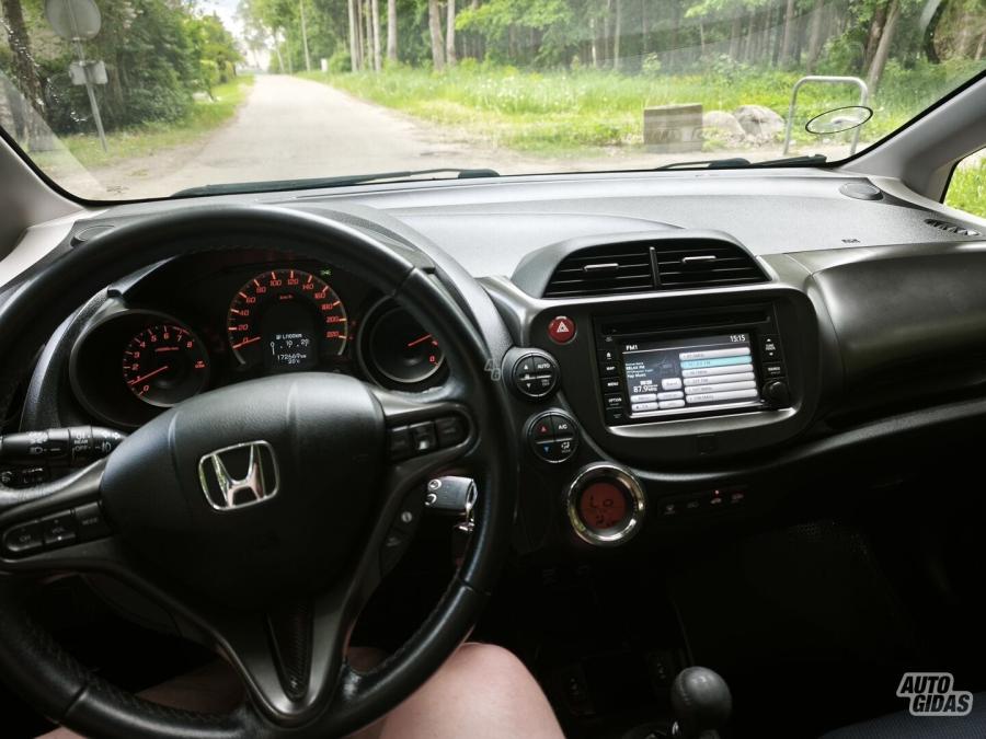 White Honda Jazz 2015 in Jurbarkas, with an engine capacity of 1.30 L and mileage of 173 thousand km for 4250 €, photo 11 on AUTOMOTO.COM.LV