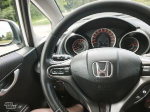 White Honda Jazz 2015 in Jurbarkas, with an engine capacity of 1.30 L and mileage of 173 thousand km for 4250 €, photo 12 on AUTOMOTO.COM.LV