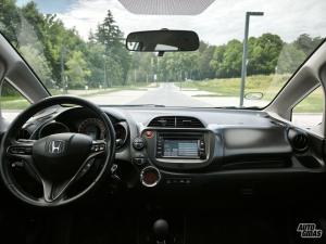 White Honda Jazz 2015 in Jurbarkas, with an engine capacity of 1.30 L and mileage of 173 thousand km for 4250 €, photo 13 on AUTOMOTO.COM.LV