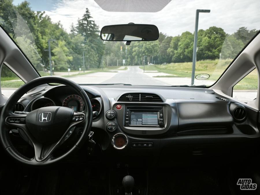 White Honda Jazz 2015 in Jurbarkas, with an engine capacity of 1.30 L and mileage of 173 thousand km for 4250 €, photo 13 on AUTOMOTO.COM.LV