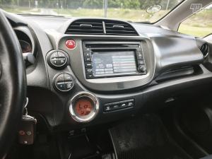 White Honda Jazz 2015 in Jurbarkas, with an engine capacity of 1.30 L and mileage of 173 thousand km for 4250 €, photo 14 on AUTOMOTO.COM.LV