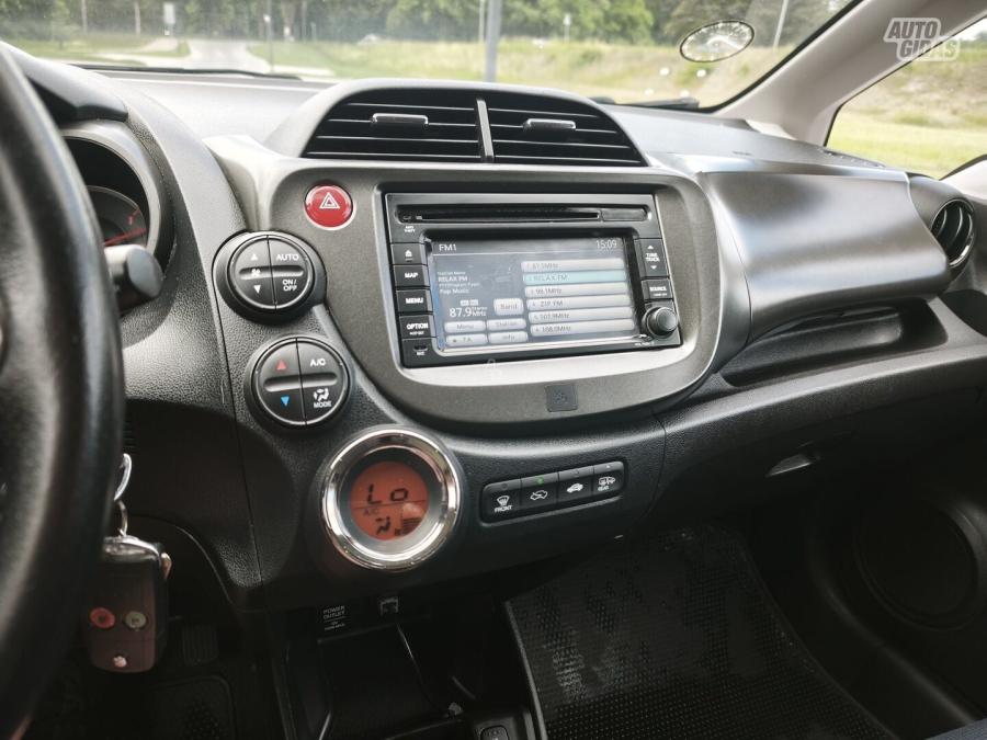 White Honda Jazz 2015 in Jurbarkas, with an engine capacity of 1.30 L and mileage of 173 thousand km for 4250 €, photo 14 on AUTOMOTO.COM.LV