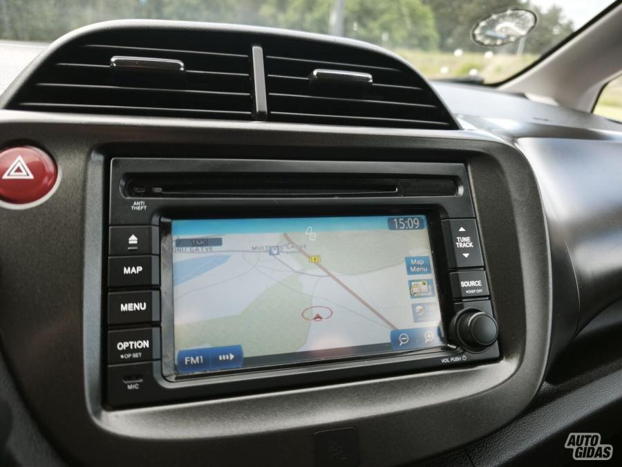 White Honda Jazz 2015 in Jurbarkas, with an engine capacity of 1.30 L and mileage of 173 thousand km for 4250 €, photo 15 on AUTOMOTO.COM.LV