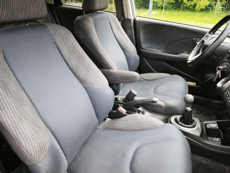 White Honda Jazz 2015 in Jurbarkas, with an engine capacity of 1.30 L and mileage of 173 thousand km for 4250 €, photo 18 on AUTOMOTO.COM.LV
