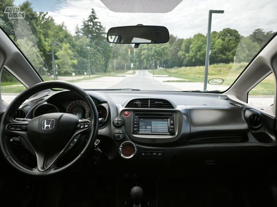 White Honda Jazz 2015 in Jurbarkas, with an engine capacity of 1.30 L and mileage of 173 thousand km for 4250 €, photo 20 on AUTOMOTO.COM.LV