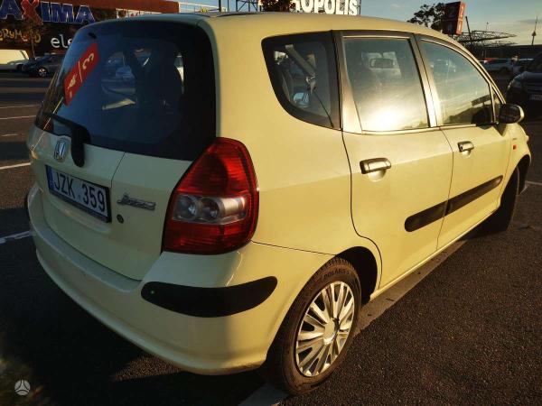 Yellow Honda Jazz 2002 in Vilnius, with an engine capacity of 1.30 L and mileage of 134 thousand km for 1650 €, photo 1 on AUTOMOTO.COM.LV