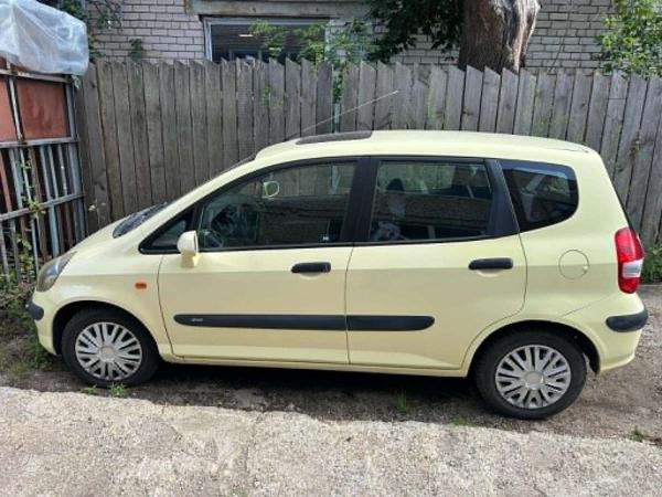 Yellow Honda Jazz 2004 in Kaunas, with an engine capacity of 1.34 L and mileage of 133 thousand km for 1200 €, photo 3 on AUTOMOTO.COM.LV