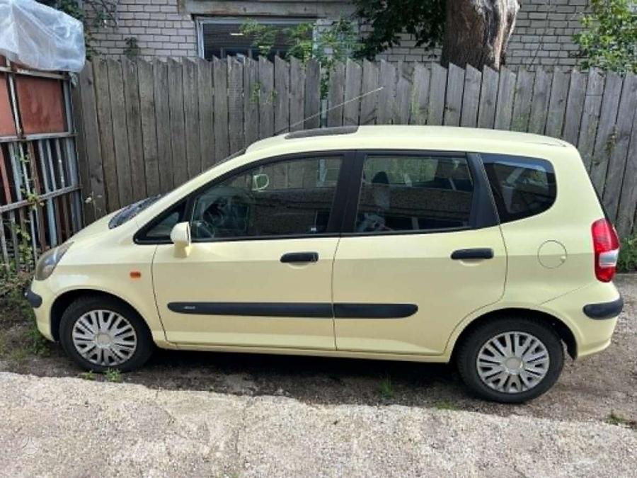 Yellow Honda Jazz 2004 in Kaunas, with an engine capacity of 1.34 L and mileage of 133 thousand km for 1200 €, photo 3 on AUTOMOTO.COM.LV