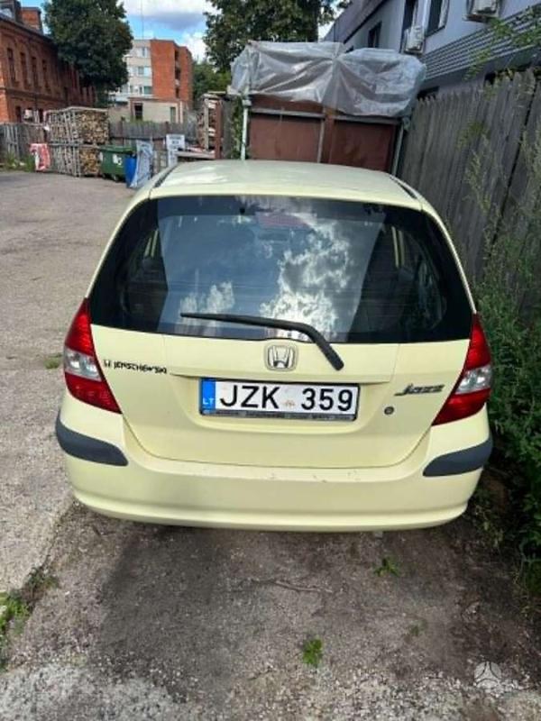 Yellow Honda Jazz 2004 in Kaunas, with an engine capacity of 1.34 L and mileage of 133 thousand km for 1200 €, photo 4 on AUTOMOTO.COM.LV