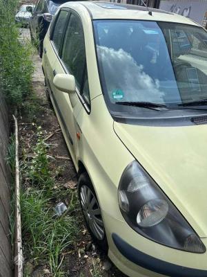 Yellow Honda Jazz 2004 in Kaunas, with an engine capacity of 1.34 L and mileage of 133 thousand km for 1200 €, photo 5 on AUTOMOTO.COM.LV