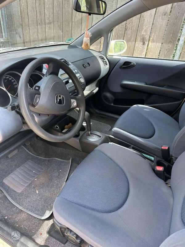 Yellow Honda Jazz 2004 in Kaunas, with an engine capacity of 1.34 L and mileage of 133 thousand km for 1200 €, photo 6 on AUTOMOTO.COM.LV