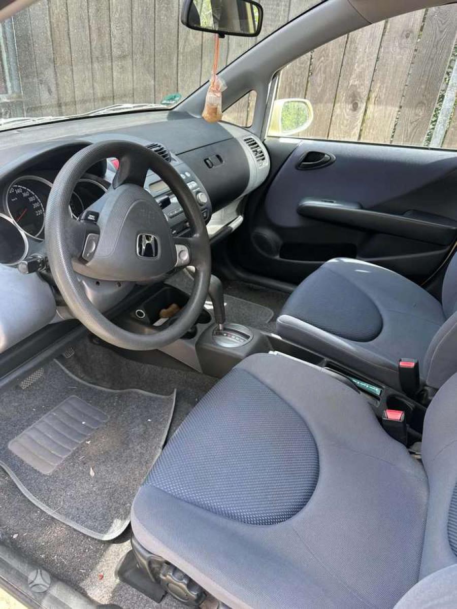 Yellow Honda Jazz 2004 in Kaunas, with an engine capacity of 1.34 L and mileage of 133 thousand km for 1200 €, photo 6 on AUTOMOTO.COM.LV