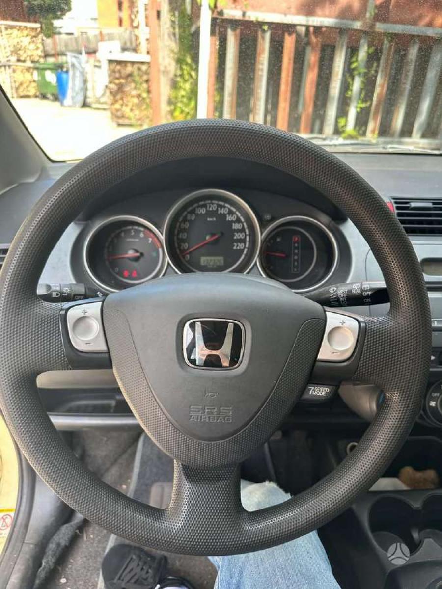 Yellow Honda Jazz 2004 in Kaunas, with an engine capacity of 1.34 L and mileage of 133 thousand km for 1200 €, photo 8 on AUTOMOTO.COM.LV