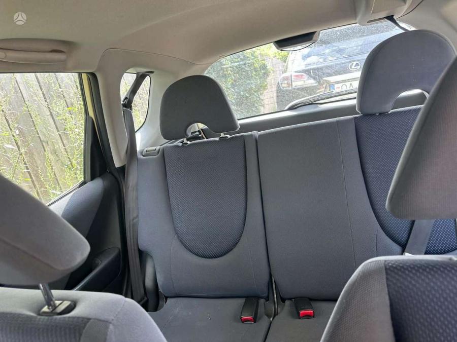 Yellow Honda Jazz 2004 in Kaunas, with an engine capacity of 1.34 L and mileage of 133 thousand km for 1200 €, photo 9 on AUTOMOTO.COM.LV