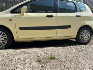 Yellow Honda Jazz 2004 in Kaunas, with an engine capacity of 1.34 L and mileage of 133 thousand km for 1200 €, photo 11 on AUTOMOTO.COM.LV