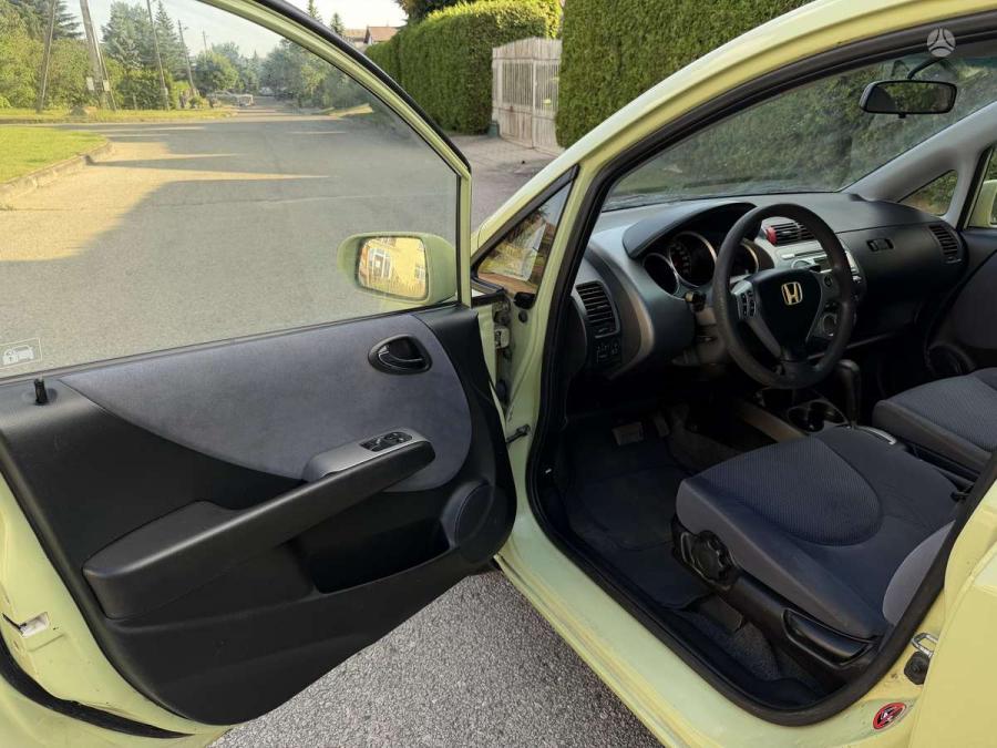 Yellow Honda Jazz 2008 in Vilnius, with an engine capacity of 1.34 L and mileage of 150 thousand km for 2850 €, photo 10 on AUTOMOTO.COM.LV