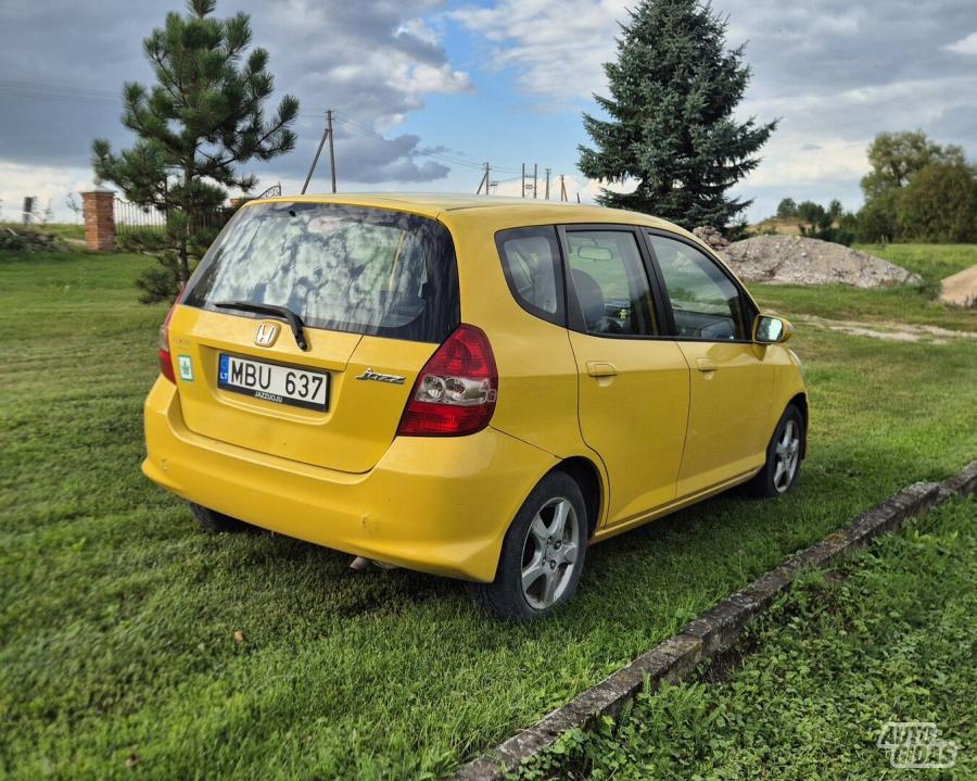 Yellow Honda Jazz 2008 in Panevezys, with an engine capacity of 1.30 L and mileage of 243 thousand km for 1700 €, photo 4 on AUTOMOTO.COM.LV