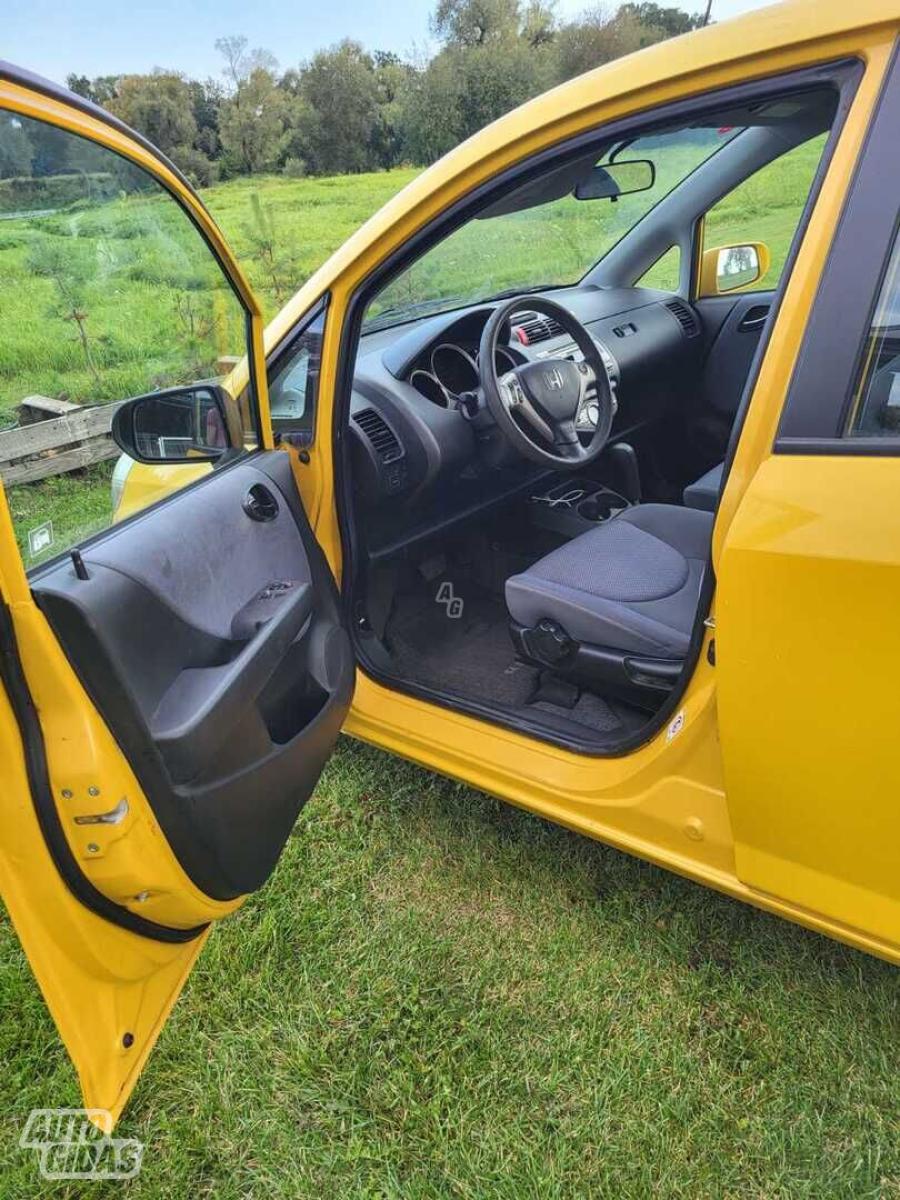 Yellow Honda Jazz 2008 in Panevezys, with an engine capacity of 1.30 L and mileage of 243 thousand km for 1700 €, photo 6 on AUTOMOTO.COM.LV