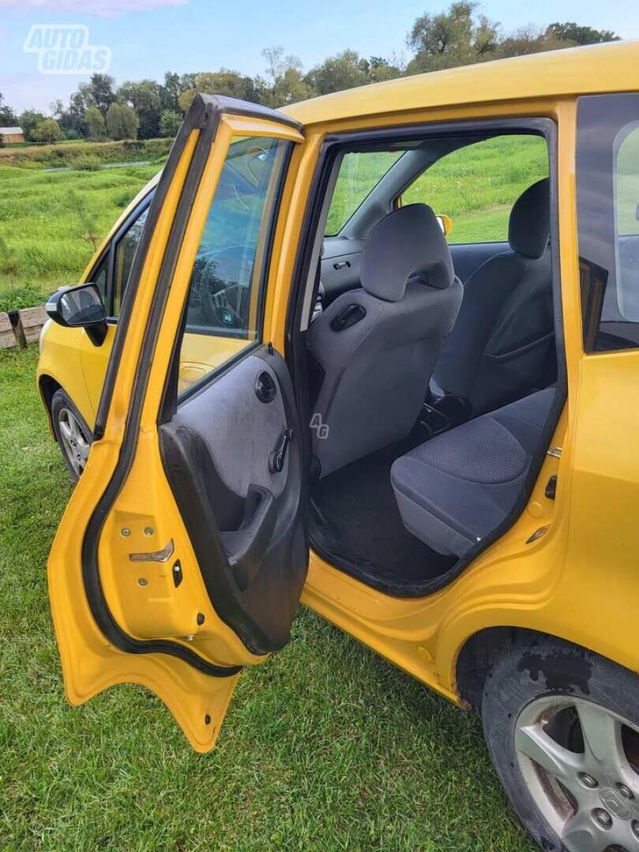 Yellow Honda Jazz 2008 in Panevezys, with an engine capacity of 1.30 L and mileage of 243 thousand km for 1700 €, photo 7 on AUTOMOTO.COM.LV