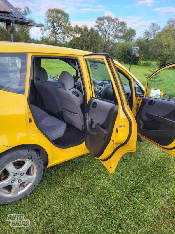 Yellow Honda Jazz 2008 in Panevezys, with an engine capacity of 1.30 L and mileage of 243 thousand km for 1700 €, photo 9 on AUTOMOTO.COM.LV