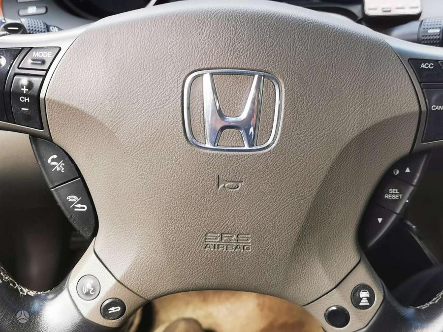Grey Honda Legend 2007 in Vilnius, with an engine capacity of 3.50 L and mileage of 267 thousand km for 4990 €, photo 3 on AUTOMOTO.COM.LV