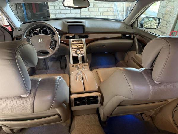 Grey Honda Legend 2008 in Mazeikiai, with an engine capacity of 3.47 L and mileage of 307 thousand km for 2600 €, photo 6 on AUTOMOTO.COM.LV
