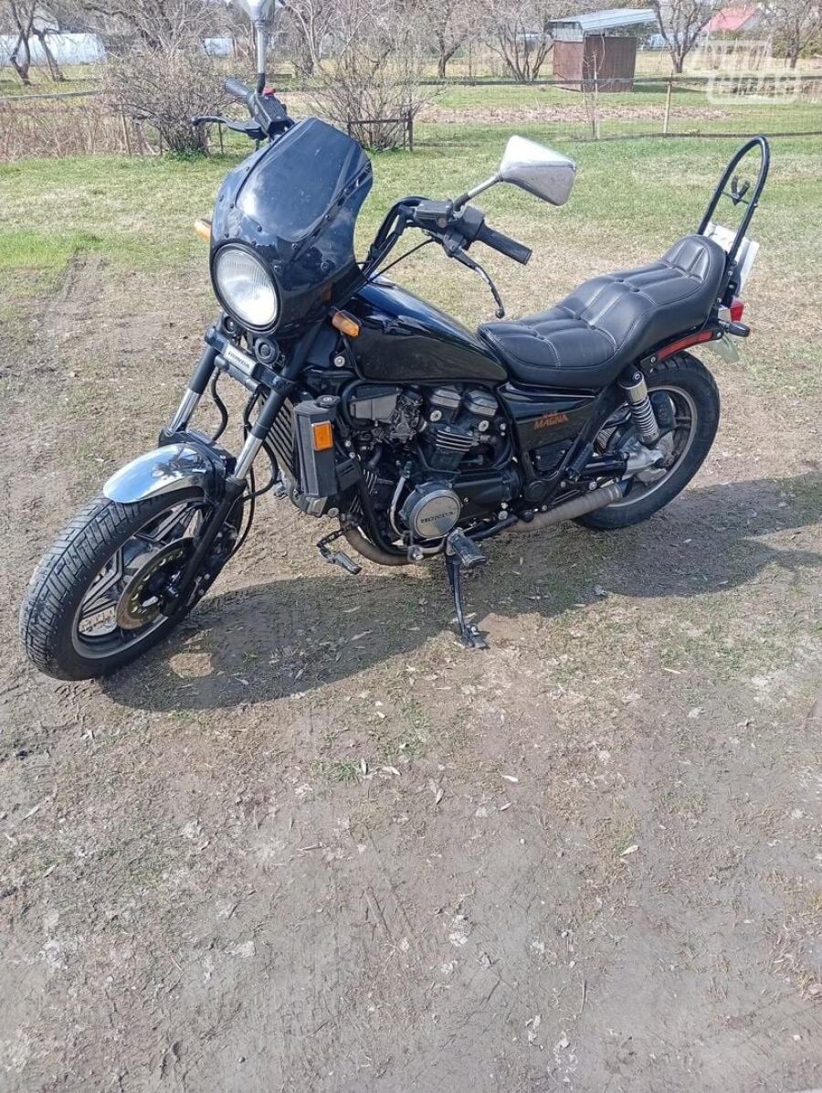 Black Honda Magna 1983 in Kaunas, with an engine capacity of 0.75 L and mileage of 50 thousand km for 1400 €, photo 1 on AUTOMOTO.COM.LV