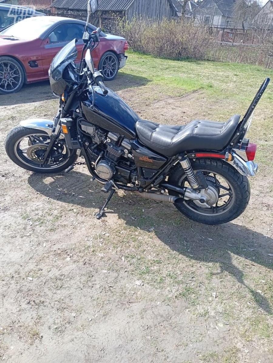 Black Honda Magna 1983 in Kaunas, with an engine capacity of 0.75 L and mileage of 50 thousand km for 1400 €, photo 3 on AUTOMOTO.COM.LV