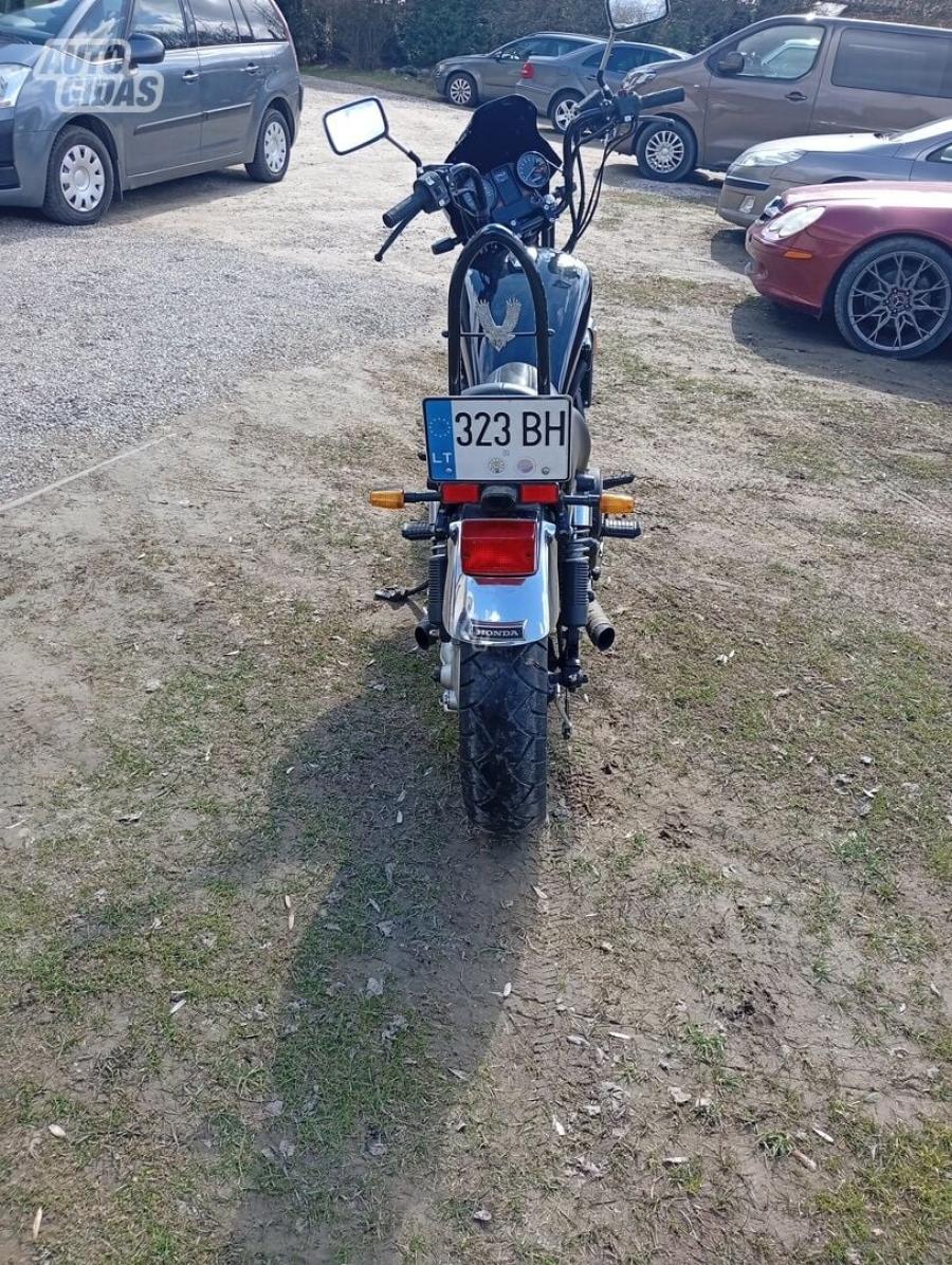 Black Honda Magna 1983 in Kaunas, with an engine capacity of 0.75 L and mileage of 50 thousand km for 1400 €, photo 4 on AUTOMOTO.COM.LV