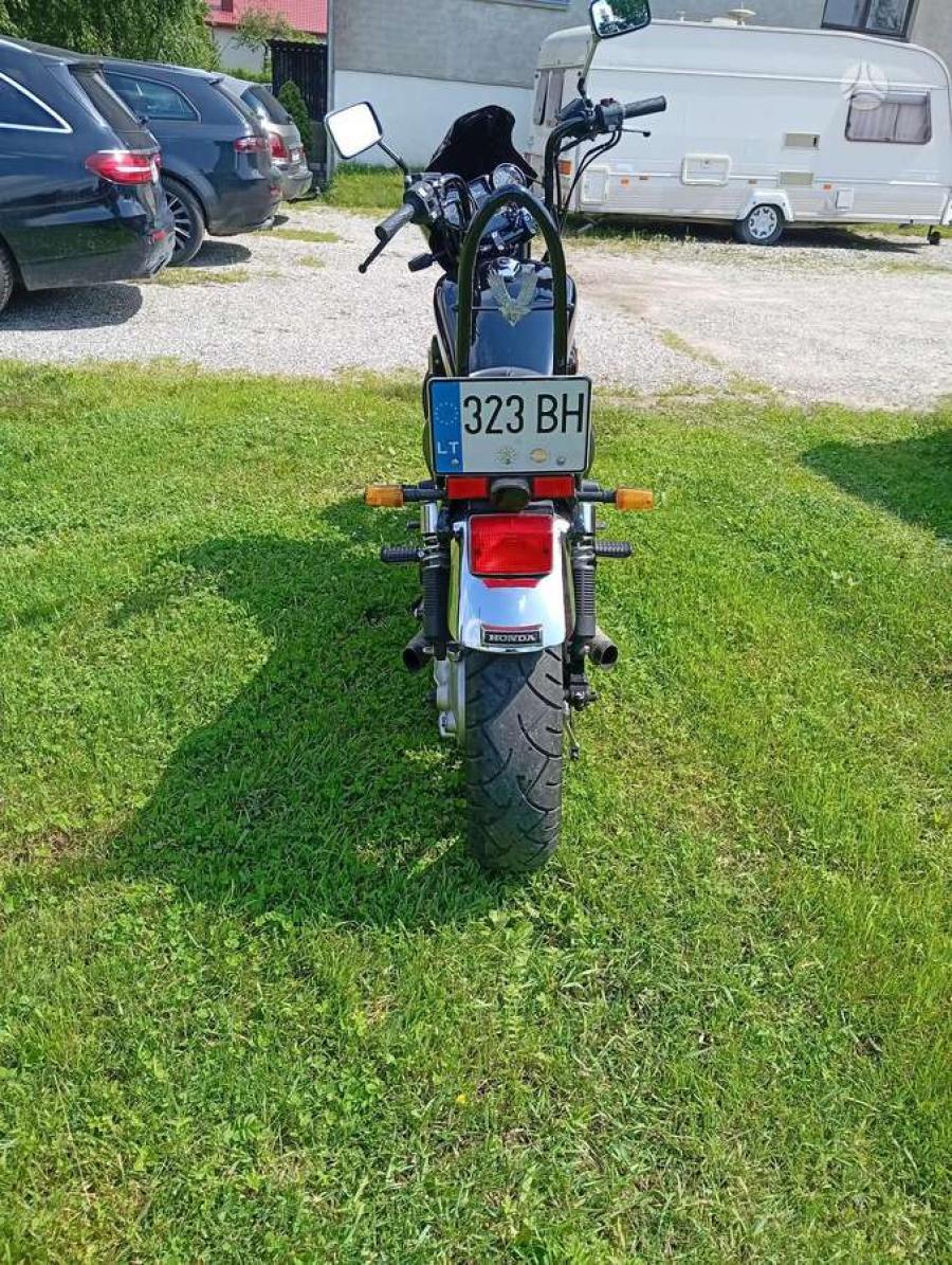 Black Honda Magna 1983 in Kaunas, with an engine capacity of 0.75 L and mileage of 55 thousand km for 1500 €, photo 4 on AUTOMOTO.COM.LV