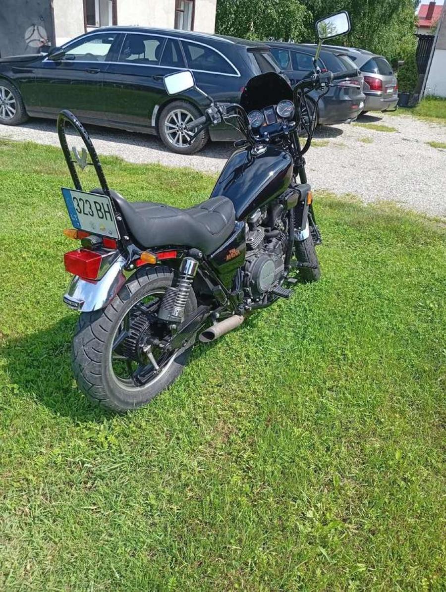Black Honda Magna 1983 in Kaunas, with an engine capacity of 0.75 L and mileage of 55 thousand km for 1500 €, photo 6 on AUTOMOTO.COM.LV