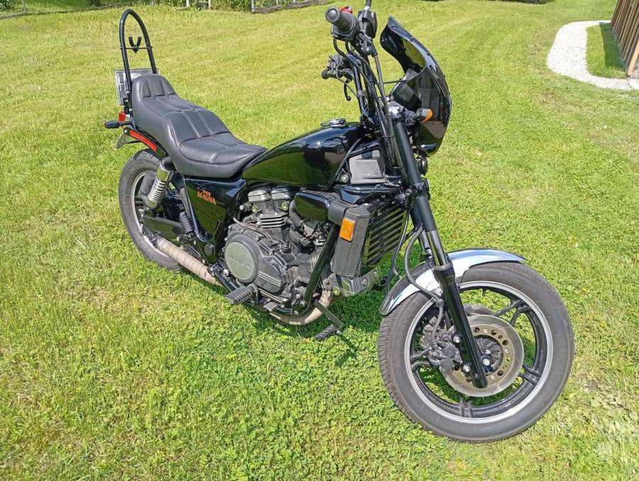 Black Honda Magna 1983 in Kaunas, with an engine capacity of 0.75 L and mileage of 55 thousand km for 1500 €, photo 7 on AUTOMOTO.COM.LV