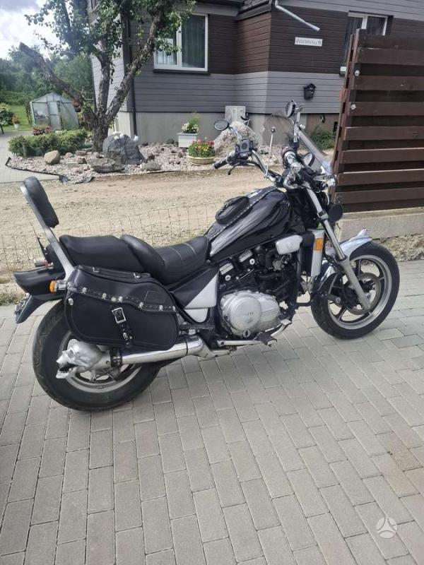 Melns Honda Magna 1985 Telšiai, ar dzinēja tilpumu 0.70 L un nobraukumu 37 tūkst. km par 1700 €, foto 1 vietnē AUTOMOTO.COM.LV