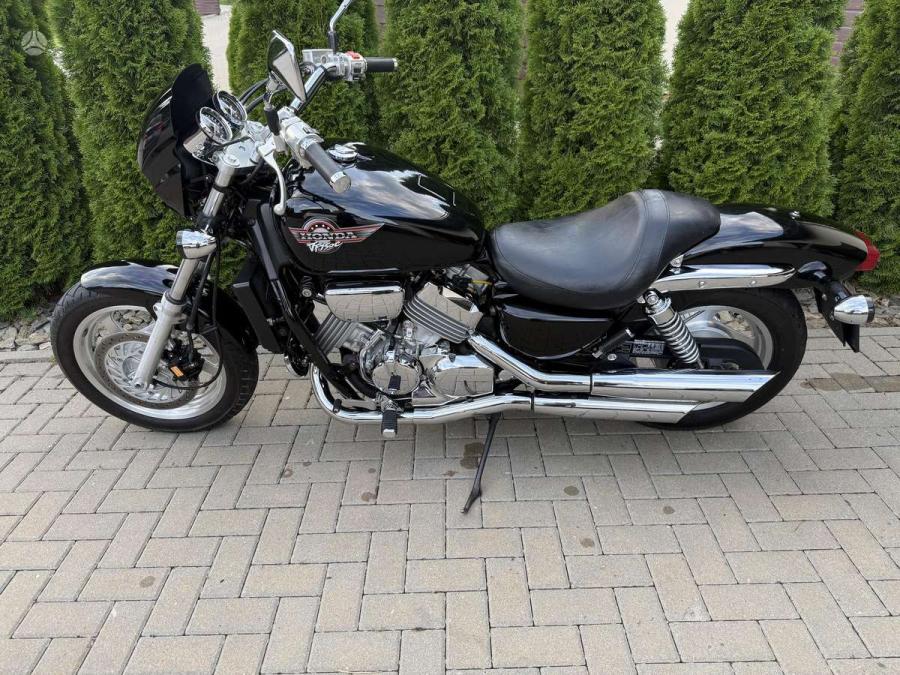 Black Honda Magna 1995 in Vilnius, with an engine capacity of 0.75 L and mileage of 32 thousand km for 3600 €, photo 3 on AUTOMOTO.COM.LV