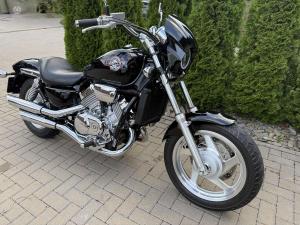 Black Honda Magna 1995 in Vilnius, with an engine capacity of 0.75 L and mileage of 32 thousand km for 3600 €, photo 4 on AUTOMOTO.COM.LV
