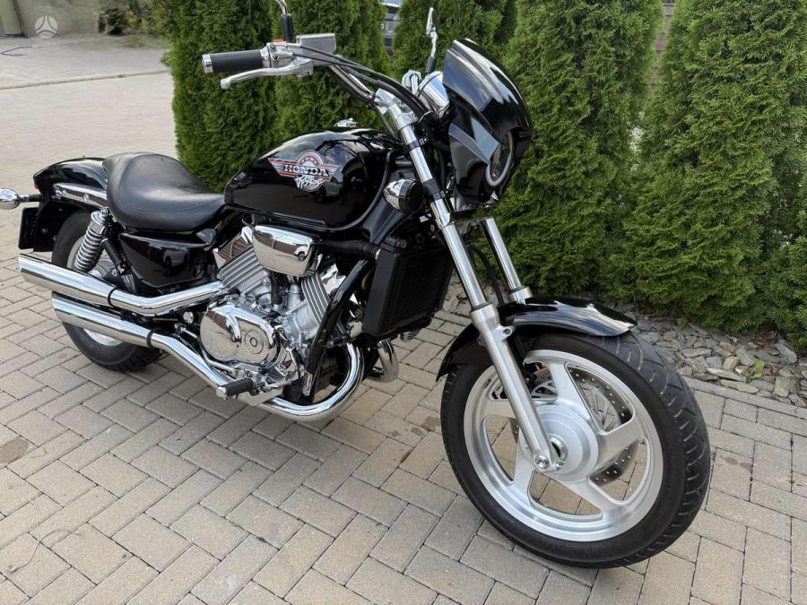 Black Honda Magna 1995 in Vilnius, with an engine capacity of 0.75 L and mileage of 32 thousand km for 3600 €, photo 4 on AUTOMOTO.COM.LV
