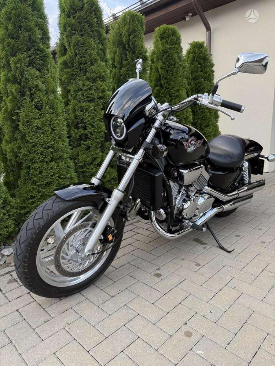 Black Honda Magna 1995 in Vilnius, with an engine capacity of 0.75 L and mileage of 32 thousand km for 3600 €, photo 5 on AUTOMOTO.COM.LV