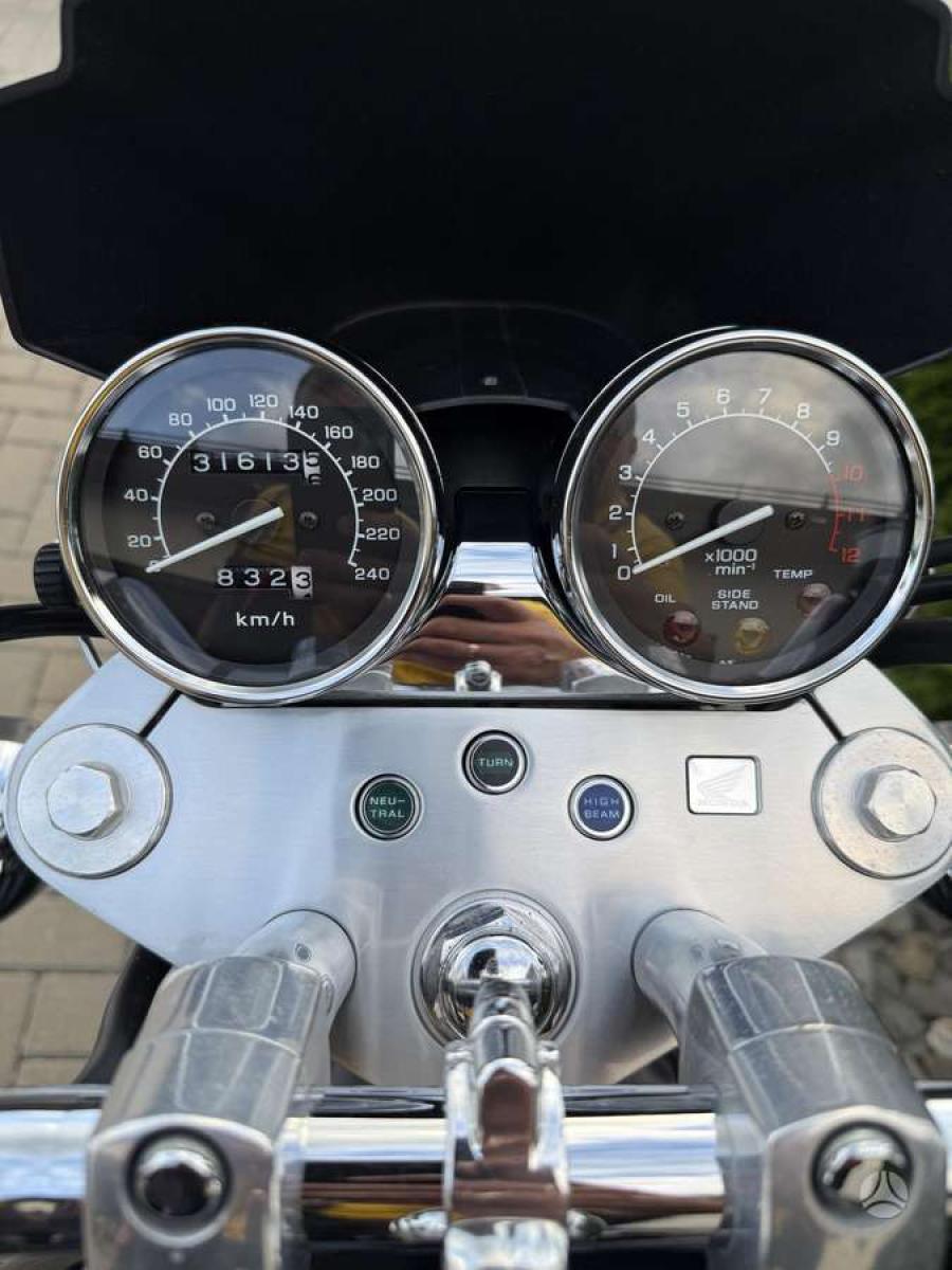 Black Honda Magna 1995 in Vilnius, with an engine capacity of 0.75 L and mileage of 32 thousand km for 3600 €, photo 7 on AUTOMOTO.COM.LV