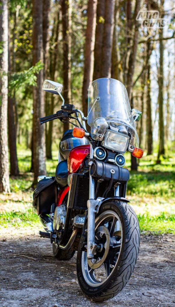 Sarkans Honda Magna 1986 Viļņa, ar dzinēja tilpumu 0.70 L un nobraukumu 40 tūkst. km par 2400 €, foto 1 vietnē AUTOMOTO.COM.LV