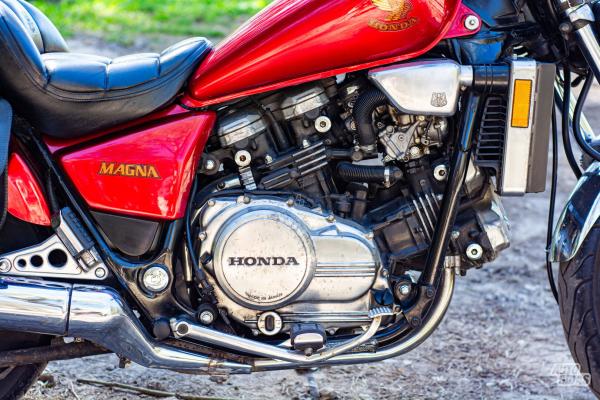 Sarkans Honda Magna 1986 Viļņa, ar dzinēja tilpumu 0.70 L un nobraukumu 40 tūkst. km par 2400 €, foto 3 vietnē AUTOMOTO.COM.LV