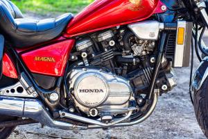 Sarkans Honda Magna 1986 Viļņa, ar dzinēja tilpumu 0.70 L un nobraukumu 40 tūkst. km par 2400 €, foto 4 vietnē AUTOMOTO.COM.LV