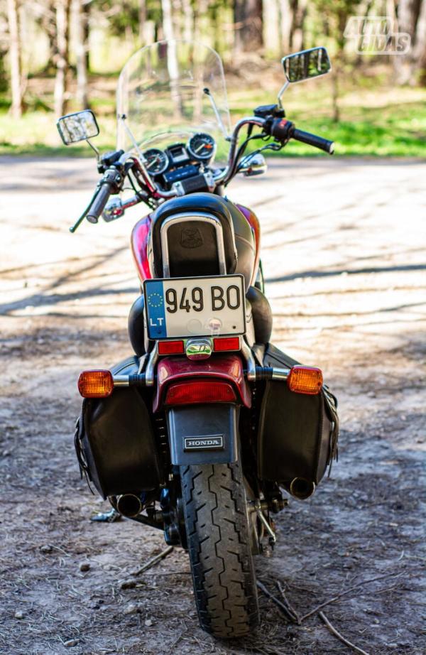 Sarkans Honda Magna 1986 Viļņa, ar dzinēja tilpumu 0.70 L un nobraukumu 40 tūkst. km par 2400 €, foto 4 vietnē AUTOMOTO.COM.LV