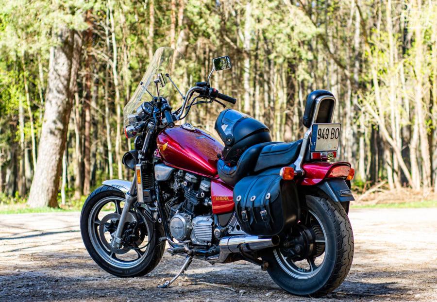 Sarkans Honda Magna 1986 Viļņa, ar dzinēja tilpumu 0.70 L un nobraukumu 40 tūkst. km par 2400 €, foto 6 vietnē AUTOMOTO.COM.LV