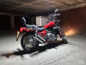 Red Honda Magna 1987 in Vilnius, with an engine capacity of 0.70 L and mileage of 22 thousand km for 2700 €, photo  on AUTOMOTO.COM.LV