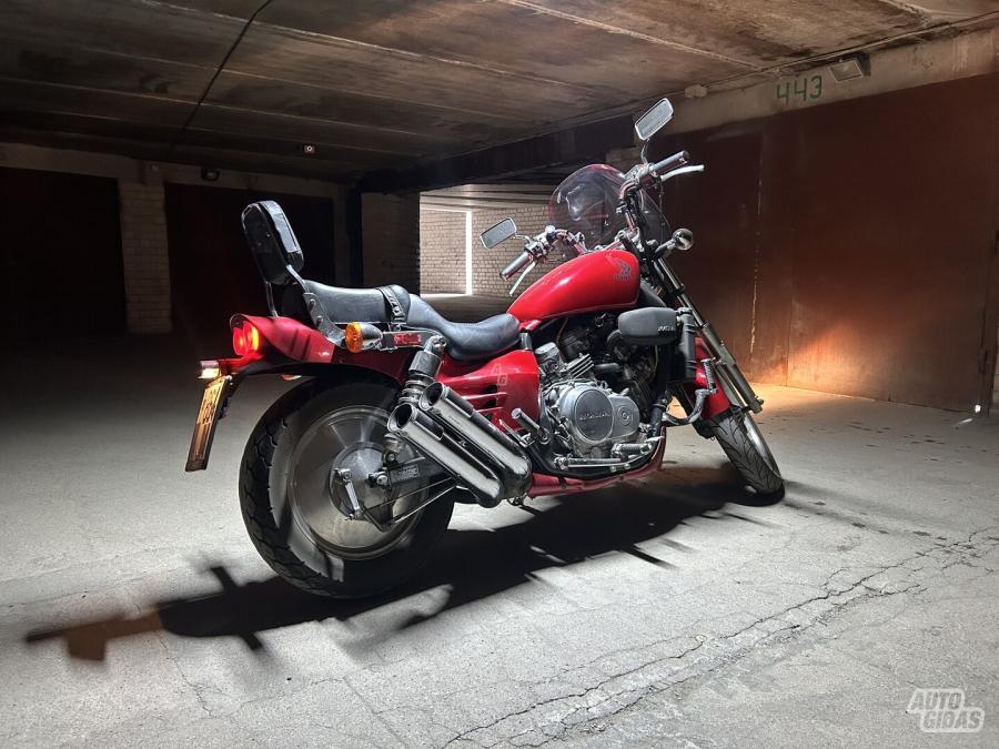 Sarkans Honda Magna 1987 Viļņa, ar dzinēja tilpumu 0.70 L un nobraukumu 22 tūkst. km par 2700 €, foto 1 vietnē AUTOMOTO.COM.LV