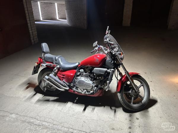 Red Honda Magna 1987 in Vilnius, with an engine capacity of 0.70 L and mileage of 22 thousand km for 2700 €, photo 4 on AUTOMOTO.COM.LV