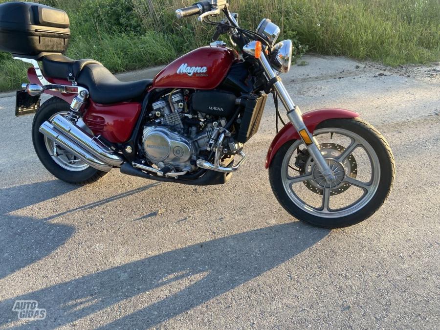 Red Honda Magna 1989 in Klaipeda, with an engine capacity of 0.75 L and mileage of 22 thousand km for 5000 €, photo 1 on AUTOMOTO.COM.LV