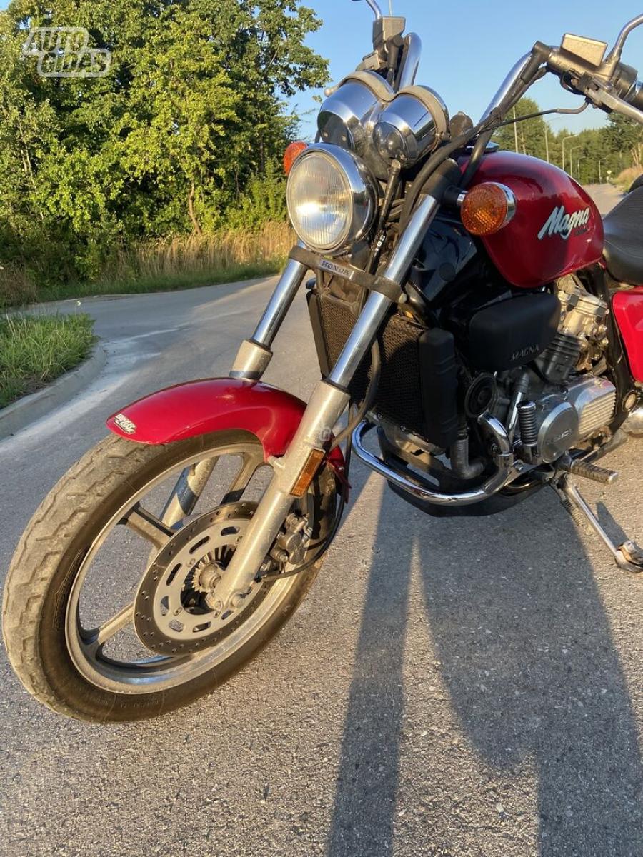 Red Honda Magna 1989 in Klaipeda, with an engine capacity of 0.75 L and mileage of 22 thousand km for 5000 €, photo 4 on AUTOMOTO.COM.LV