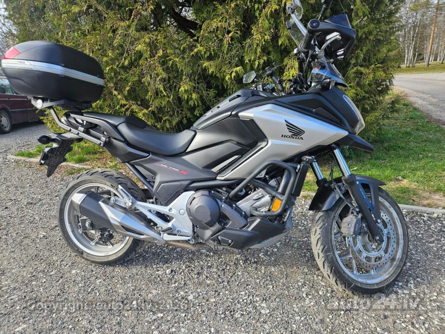 Pelēks Honda NC 750 2020 Pērnava, ar dzinēja tilpumu 0.75 L un nobraukumu 13 tūkst. km par 5000 €, foto 1 vietnē AUTOMOTO.COM.LV